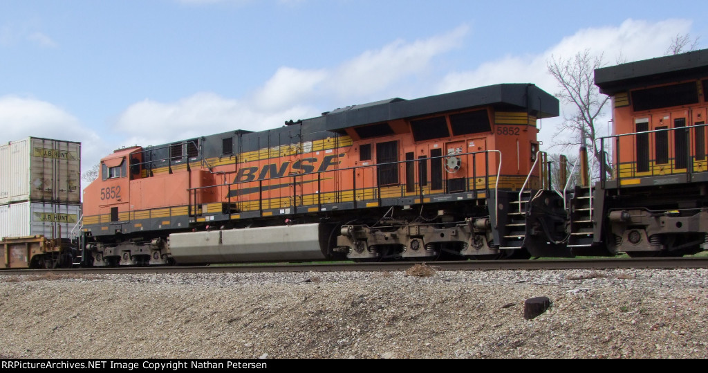 BNSF 5852